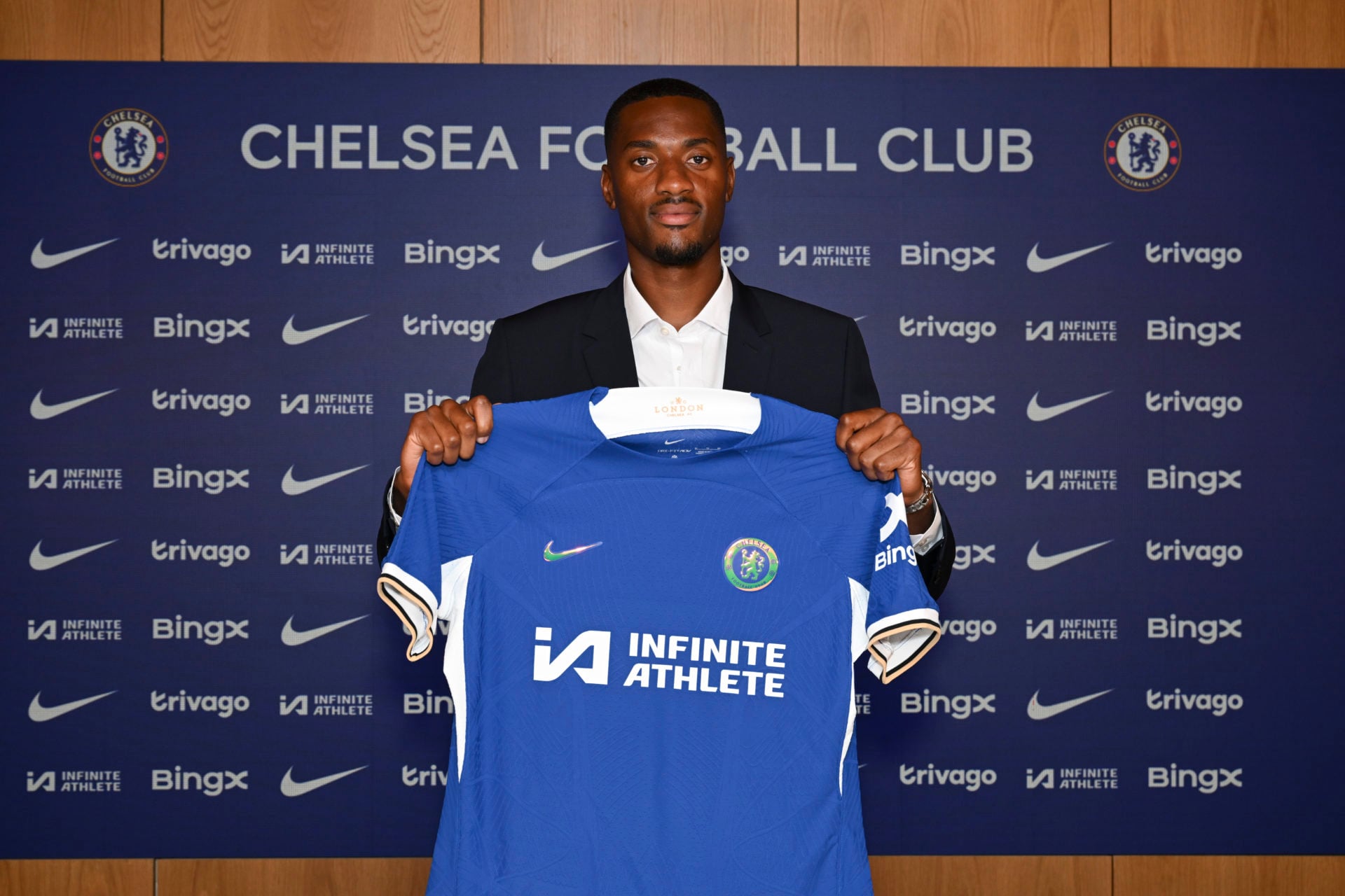 Chelsea set for talks today about signing another defender after ...