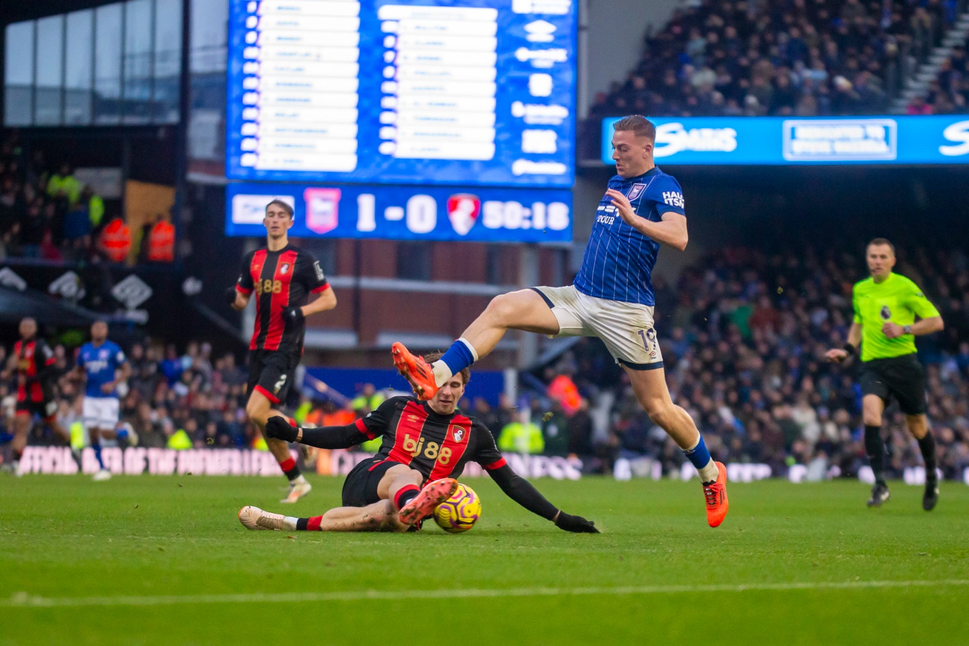 Chelsea face real fight to sign 'very brave' defender who didn't give ...