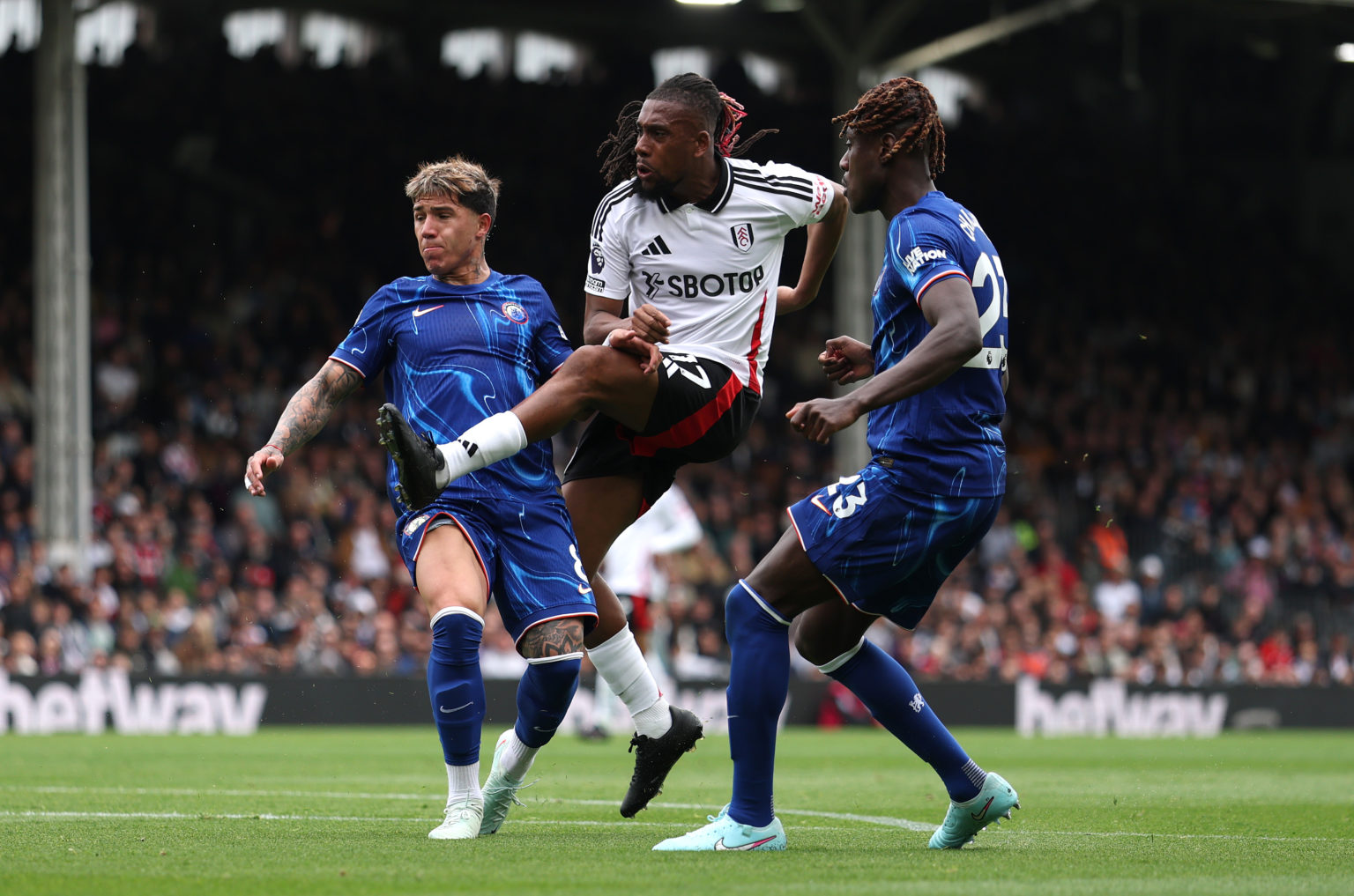 Peter Crouch and Steve Sidwell so far apart in their Chelsea vs Fulham ...