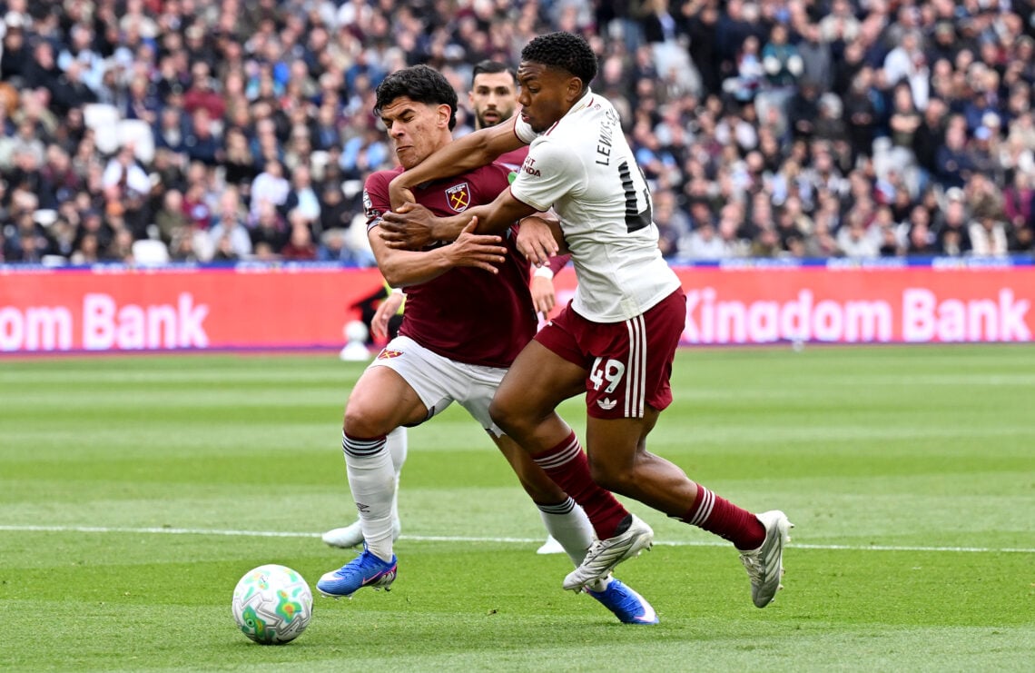 Chelsea join Manchester United in race to sign €50m midfielder